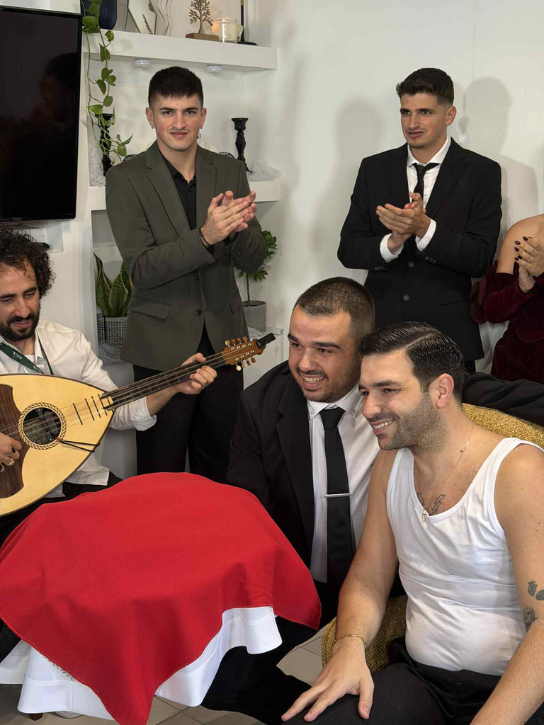 Χάρης Παπαθεοχάρους: «Σήμερα γάμος γίνεται» - Οι πρώτες εικόνες από τα ...