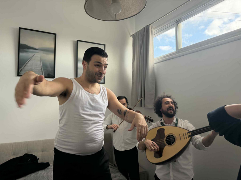 Χάρης Παπαθεοχάρους: «Σήμερα γάμος γίνεται» - Οι πρώτες εικόνες από τα ...