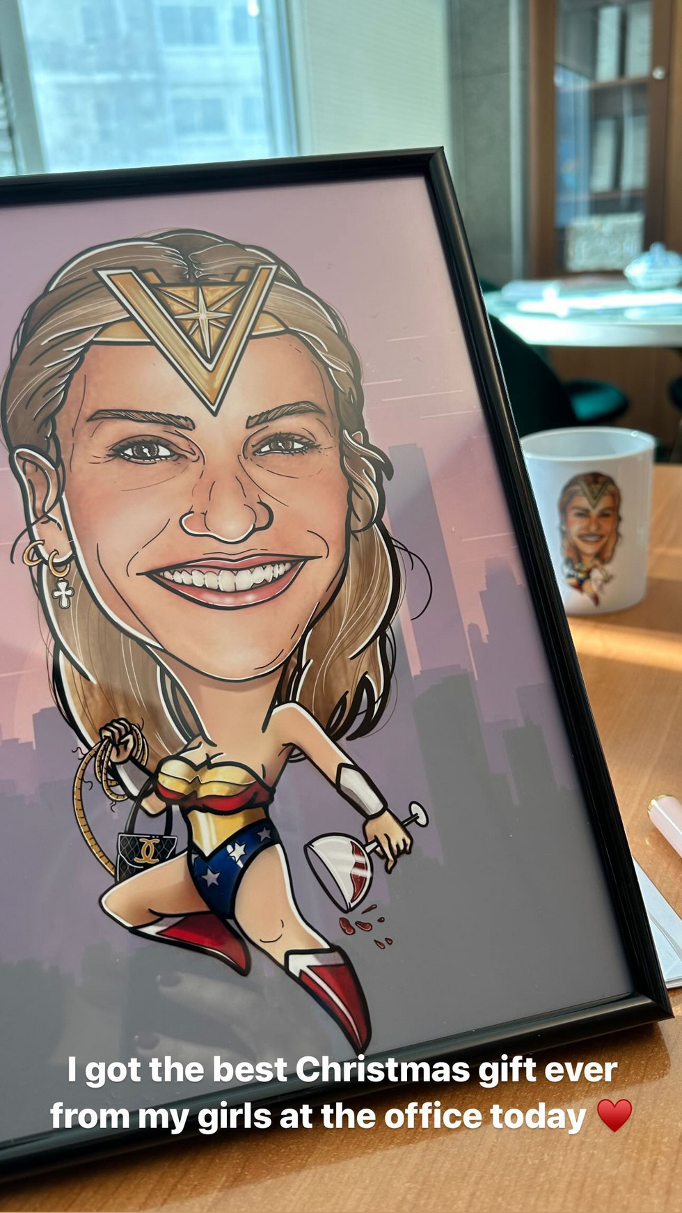 Το πορτρέτο της Έμιλυ Γιολίτη ως Wonder Woman με τσάντα Chanel