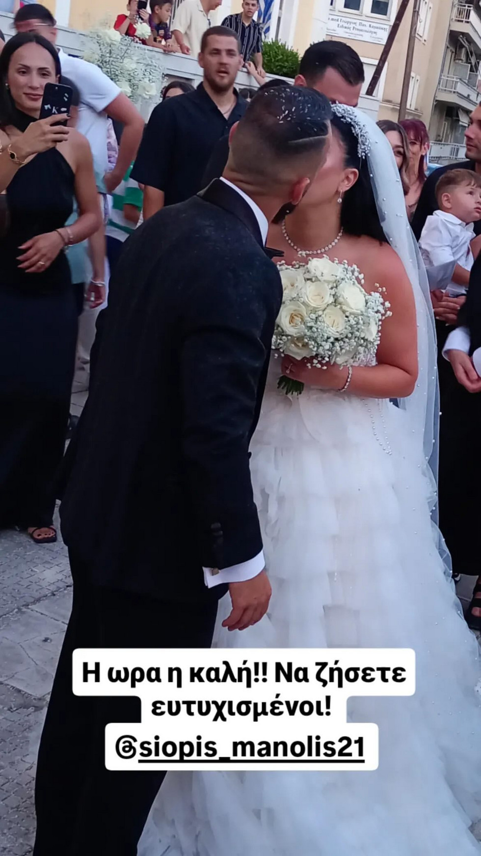 Τα σκαλιά της εκκλησίας ανέβηκε ποδοσφαιριστής της Εθνικής Ελλάδας (ΦΩΤΟ)