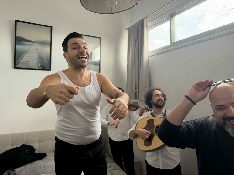 Χάρης Παπαθεοχάρους: «Σήμερα γάμος γίνεται» - Οι πρώτες εικόνες από τα ...