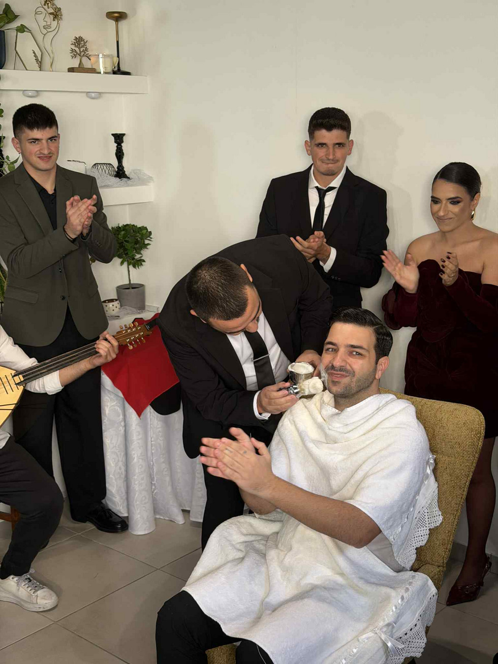 Χάρης Παπαθεοχάρους: «Σήμερα γάμος γίνεται» - Οι πρώτες εικόνες από τα ...