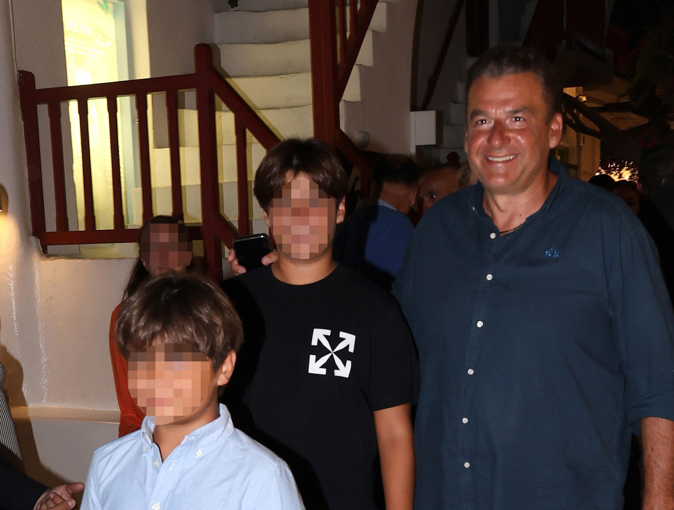 Ο Γιώργος Λιάγκας στο σκάφος του με τους γιους του πριν μας συστήσει τη ...